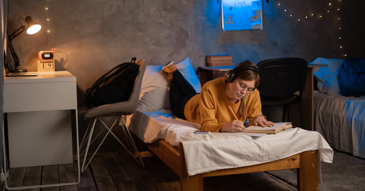 Should I Live On Campus or Off Campus? | Lemonade Insurance